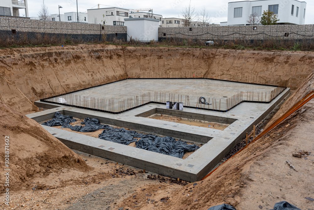 Die Baugrube mit Betonfundament eines Einfamilienhauses Stock Photo ...