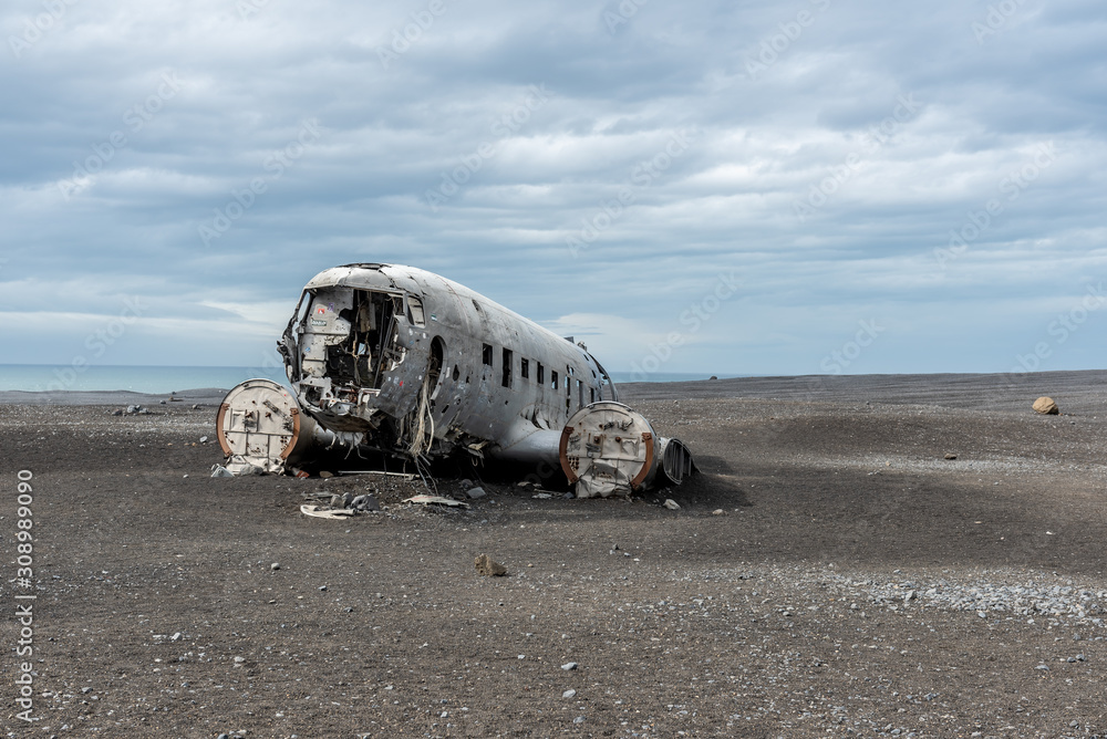 Wrak samolotu na plaży, rozbity amerykański samolot, Islandia foto de ...