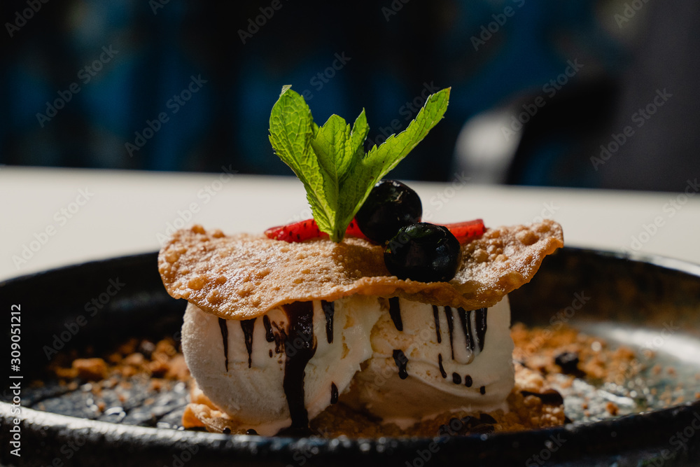 postre mexicano de taco con helado y hojas de menta Stock Photo | Adobe ...