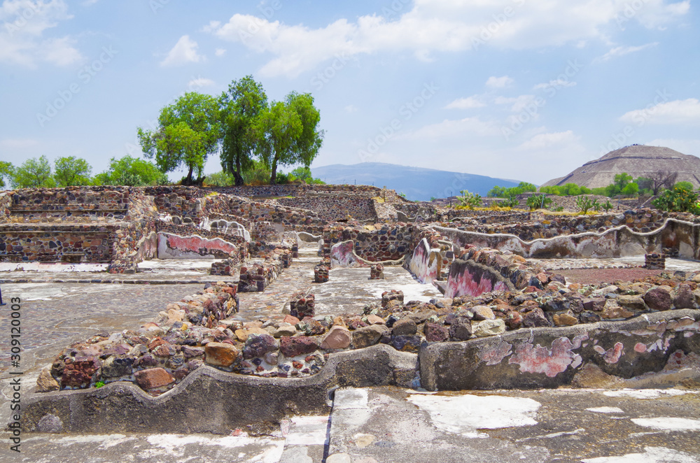 Foto de Popular tourist destination ancient Aztec city ruins of the ...