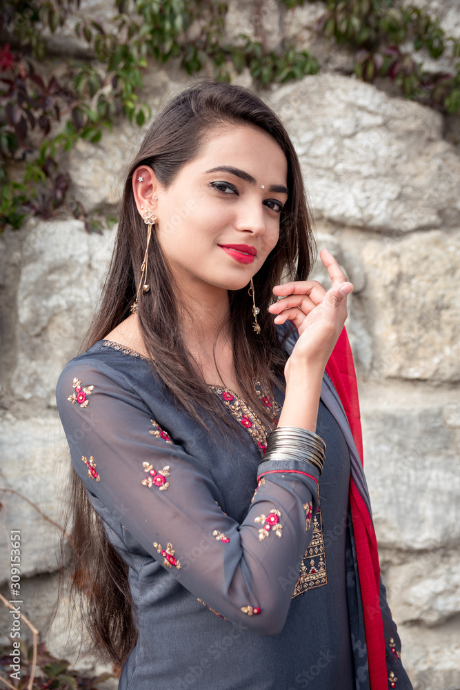 Portrait of indian girl in traditional dress. Traditional accessories ...