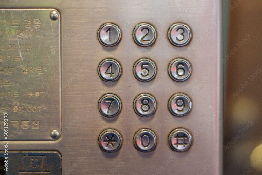 Foto de Steel number keypad of public telephone do Stock | Adobe Stock