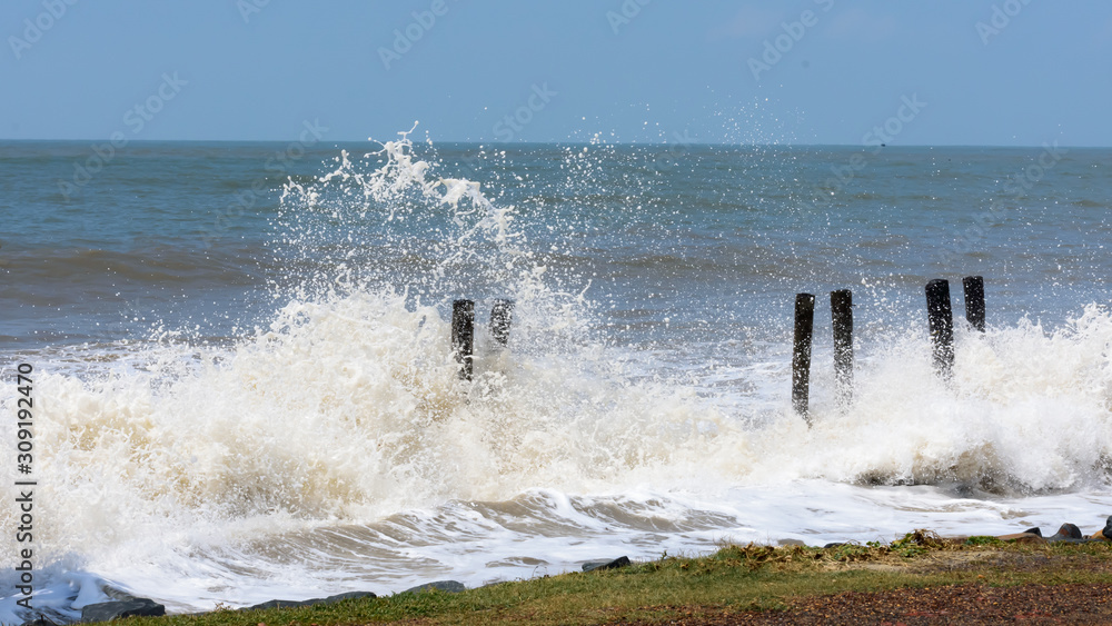 Foto de Big waves crushing on shore of a tropical beach island during ...