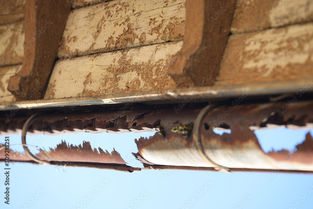 Völlig verrostete Dachrinne, Regenrinne mit löcher, undicht und ...