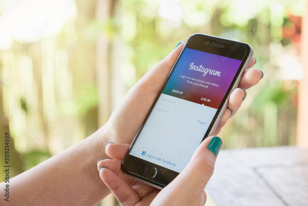 CHIANG MAI, THAILAND - OCT 01, 2017: A woman hand holding iphone with ...