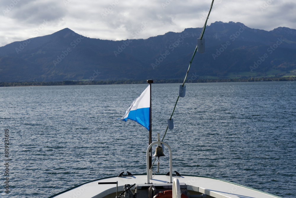 Unterwegs auf dem Chiemsee, Boot mit bayerischer Flagge bzw Wimpel ...