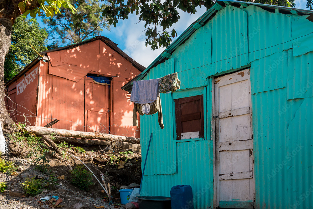 Foto de dramatic image of small wooden Haitian homes in the mountains ...