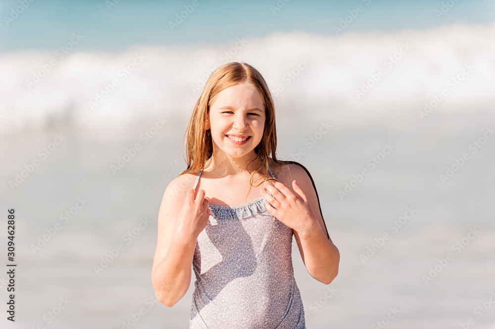 Pre-teen girl at the beach near Albany in Western Australia Stock-Foto ...