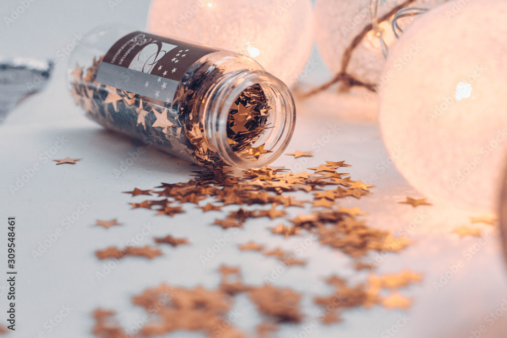 Золотые звезды блестки на белом фоте в свете гирлянды Stock Photo ...