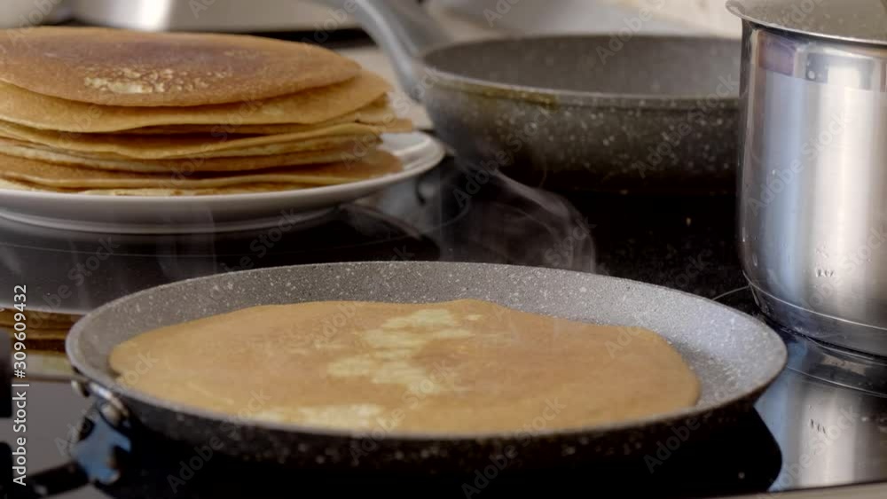 Vídeo do Stock: Traditional Russian yellow pancake is fried or baked in ...