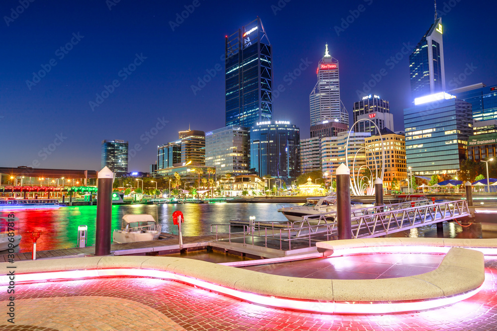 Foto de Perth, Western Australia - Jan 6, 2018: waterfront with night ...