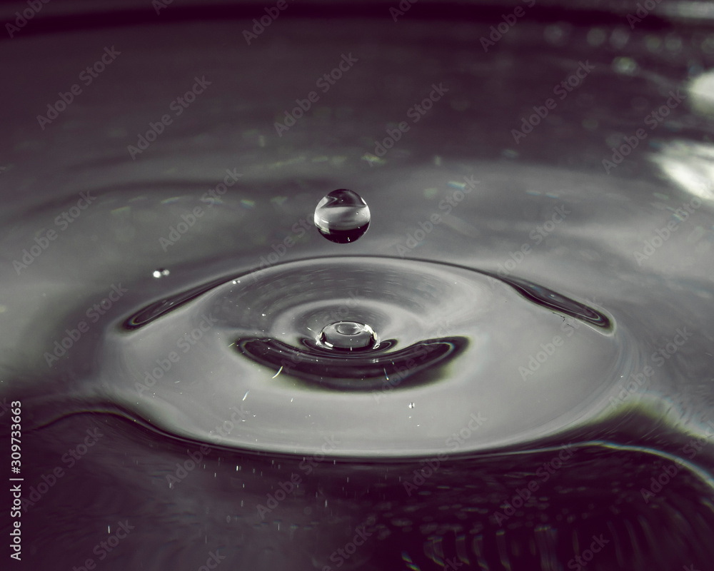 Kropla wody spadająca z wysokości foto de Stock | Adobe Stock