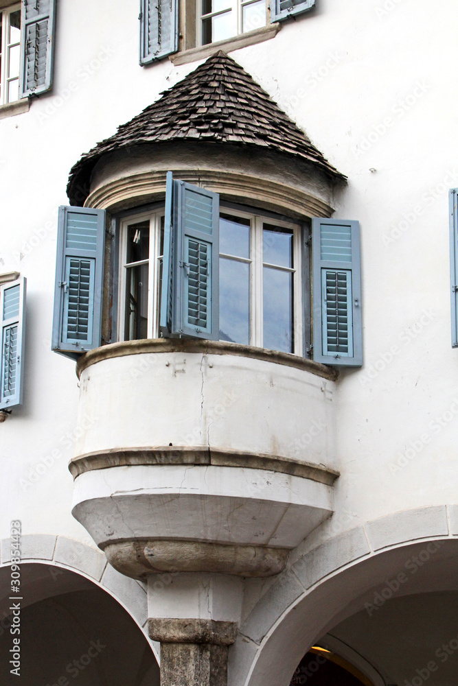 Foto de erker di una casa antica nel centro storico di Egna (Bolzano ...