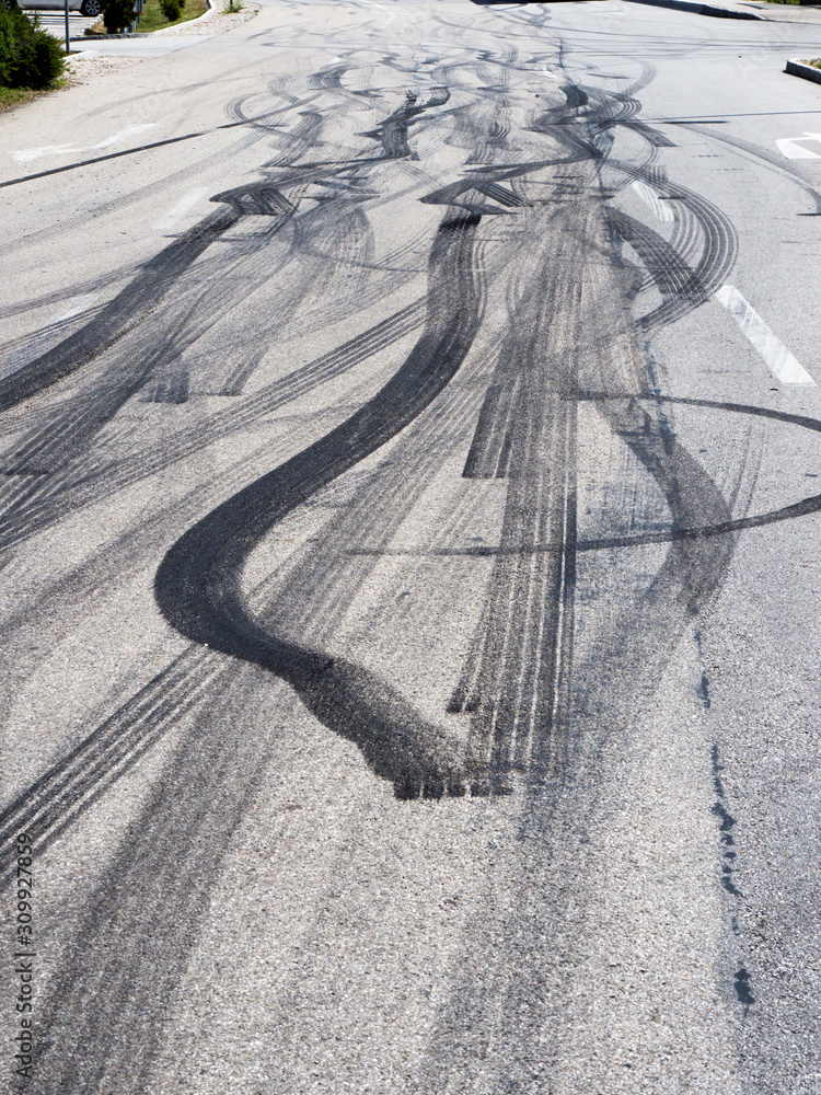 Spuren von Reifen Abnützung auf einer Straße Stock Photo | Adobe Stock