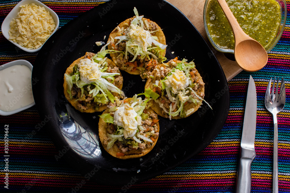 Comida típica sopes de picadillo tipico mediano acercamiento Stock ...