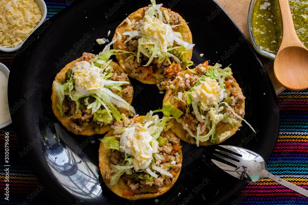 Comida típica sopes de picadillo tipico mediano acercamiento Stock ...