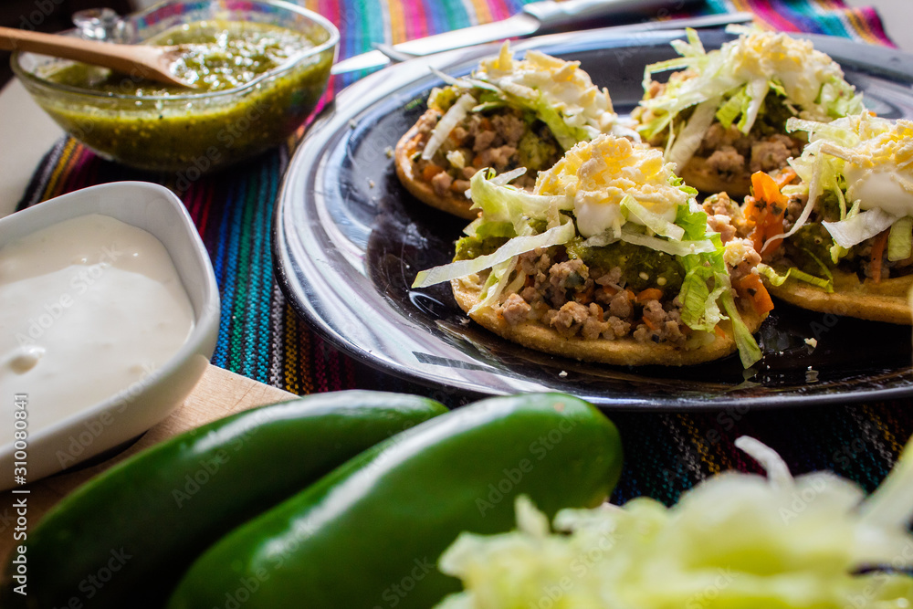 Comida típica sopes de picadillo tipico mediano acercamiento Stock ...