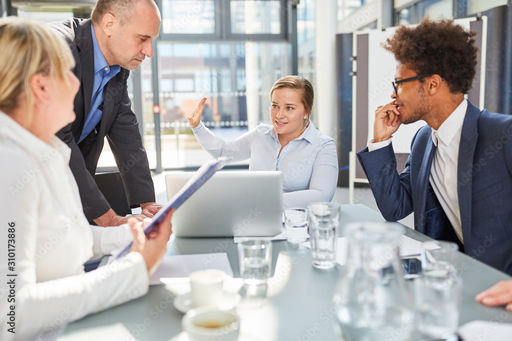 Geschäftsleute in einer Projekt Besprechung Stock Photo | Adobe Stock