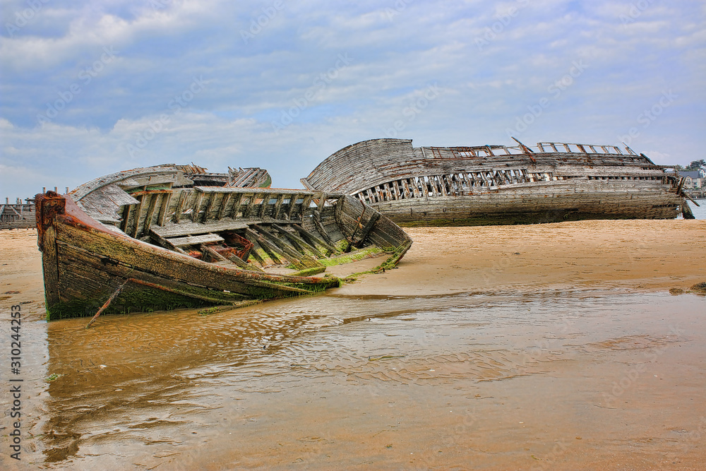 épaves Stock Photo | Adobe Stock