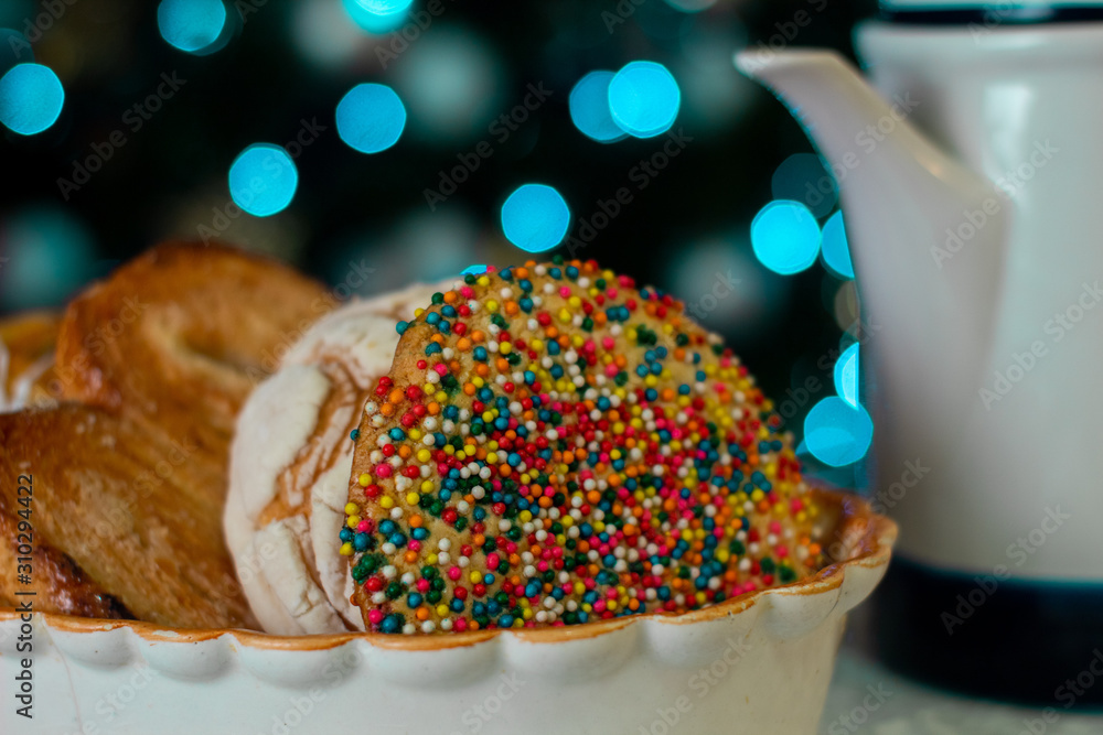Pan dulce mejicano tradicional con jarra de chocolate caliente típico ...