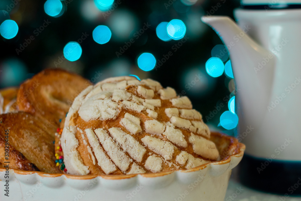 Pan dulce mejicano tradicional con jarra de chocolate caliente típico ...
