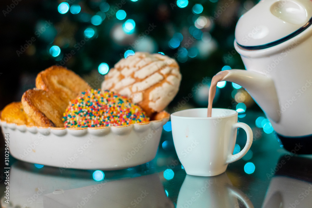 Pan dulce mejicano tradicional con jarra de chocolate caliente típico ...