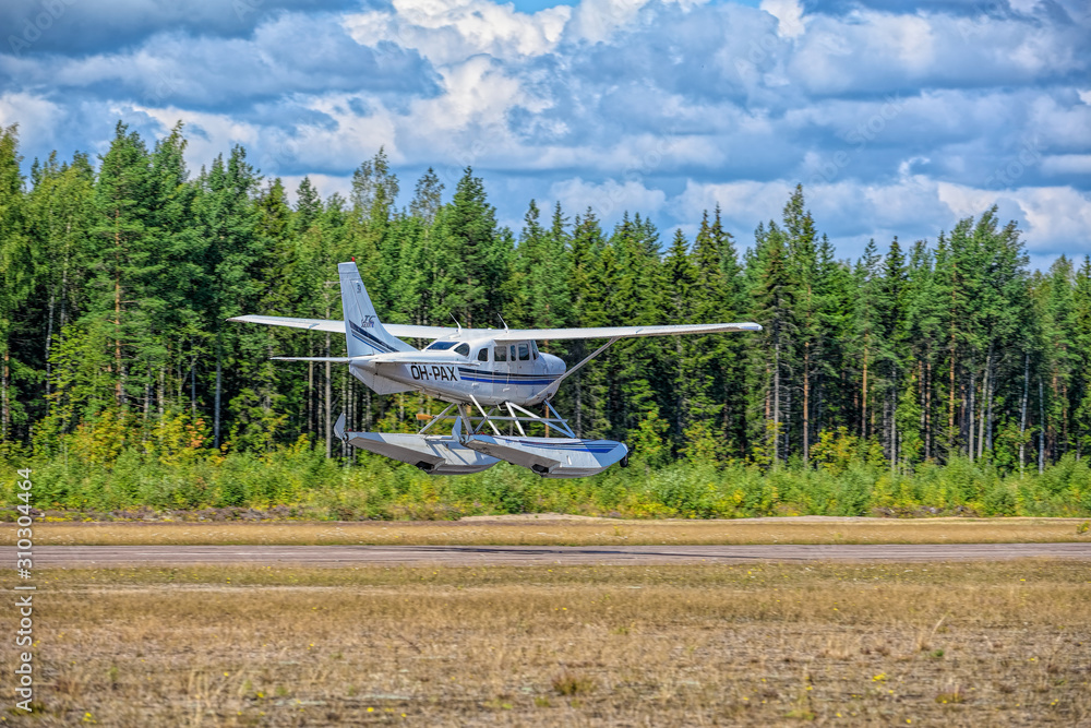 Single-engined piston-powered aircraft with fixed landing gear Cessna ...