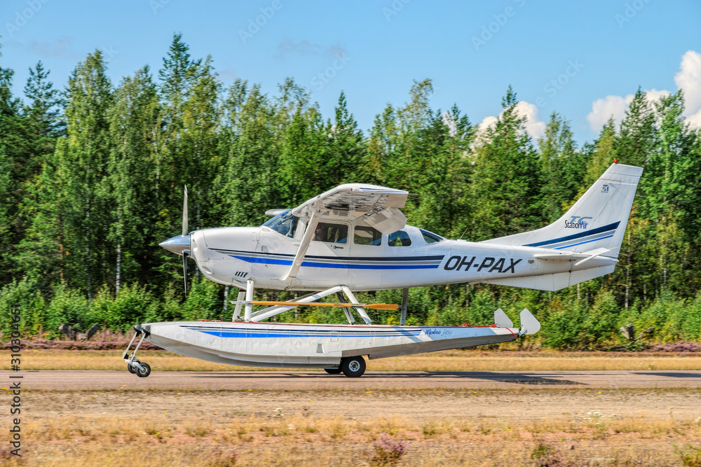 Single-engined piston-powered aircraft with fixed landing gear Cessna ...
