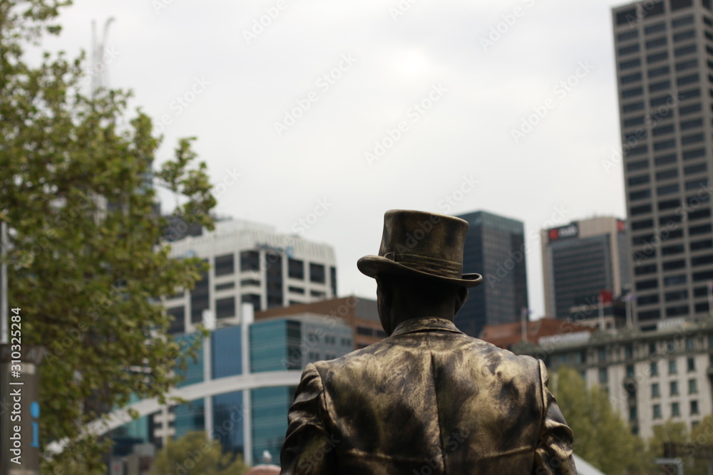 street performer on a Melbourne city street performing for onlookers ...