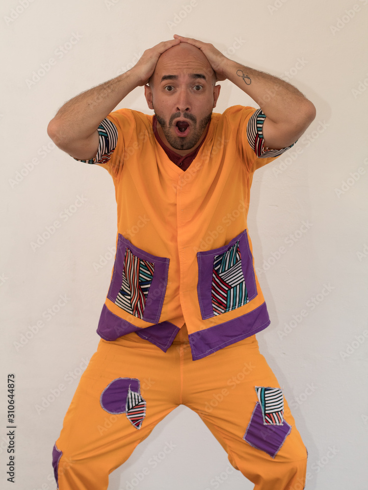 calvo sorprendido con las manos en la cabeza y la boca abierta Stock ...