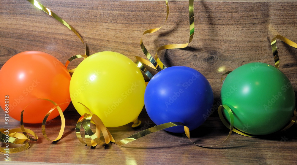 Luftballons. Luftschlangen, Neujahr, Silvester, Fasching, Fasnacht ...