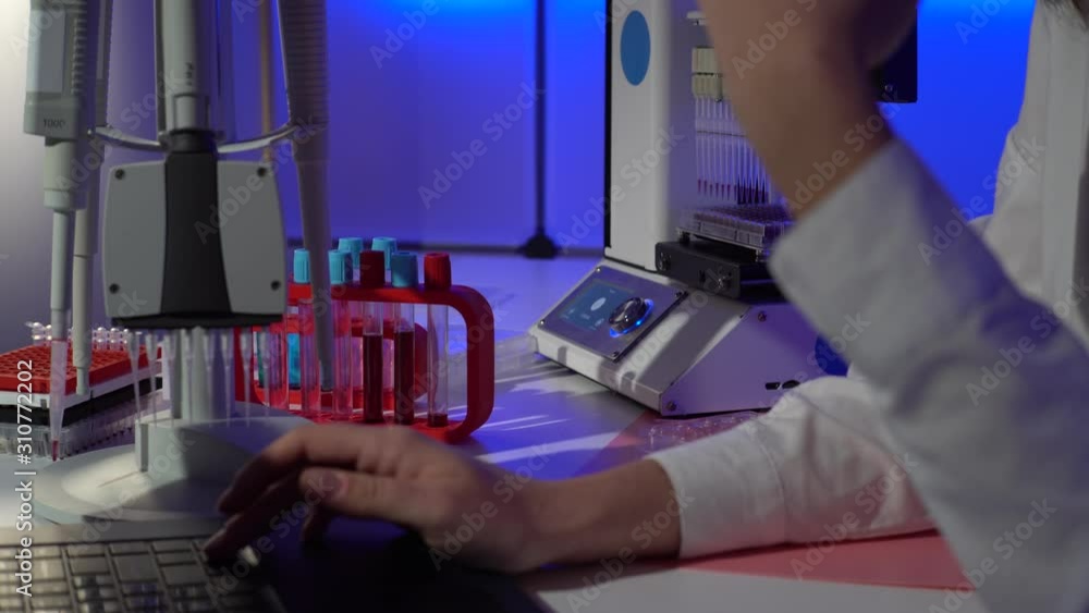 Vidéo Stock Female laboratory assistant is processing genetic analysis ...