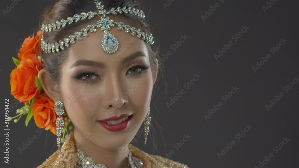 Portrait of an Indian bride with traditional makeup and jewelry on her ...