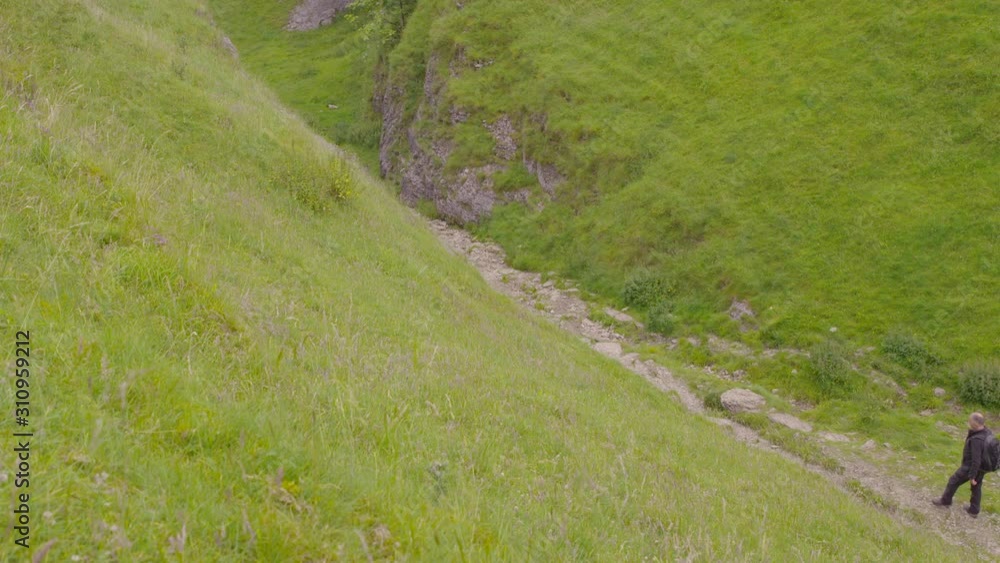 Vidéo Stock Wide low angle daytime panning shot of Peveril Castle ...