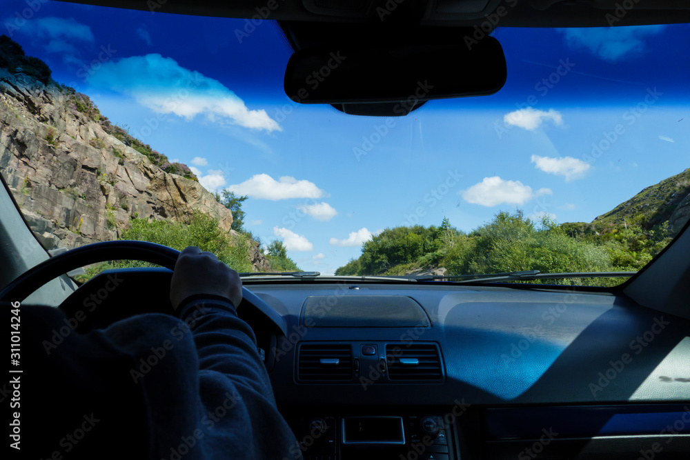 Blick aus dem Auto, nach Ardmair, in die Highlands von Schottland Stock ...