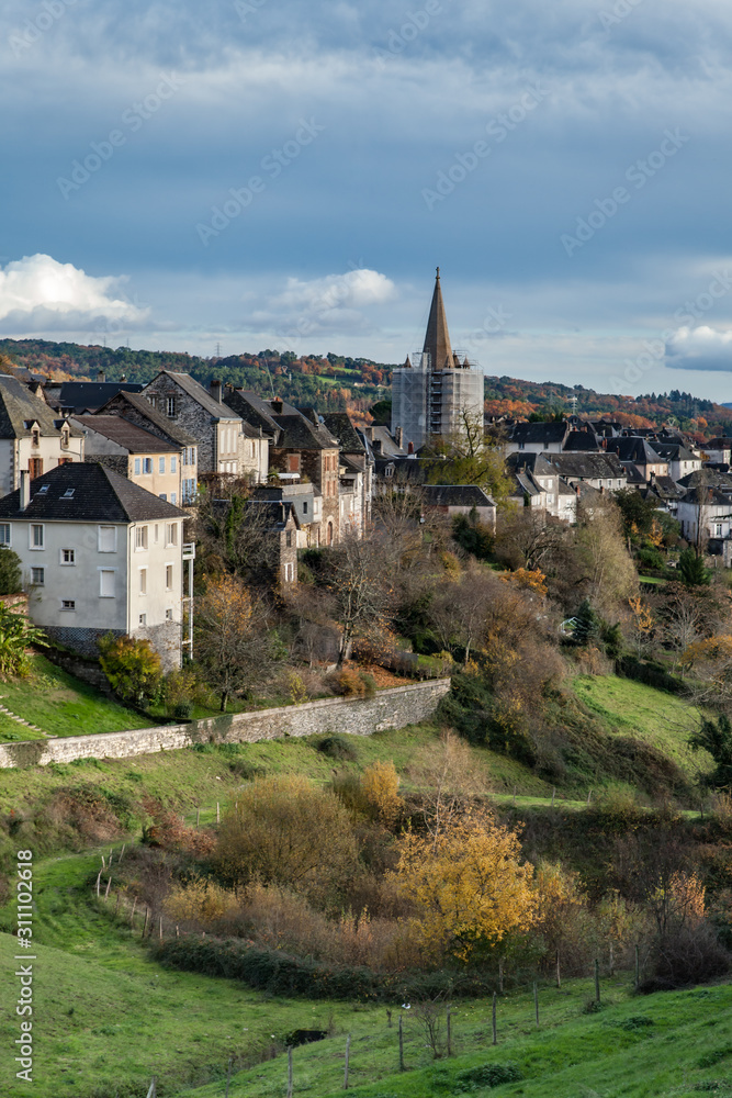 Donzenac (Corrèze, France) - Vue automnale de la cité médiévale Stock ...