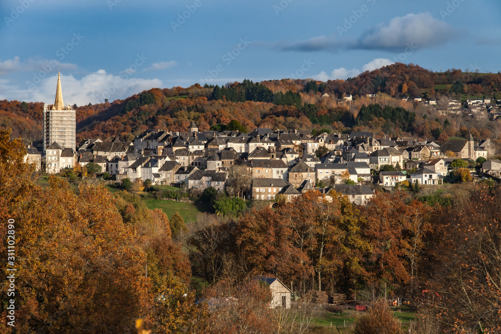 Donzenac (Corrèze, France) - Vue automnale de la cité médiévale Stock ...