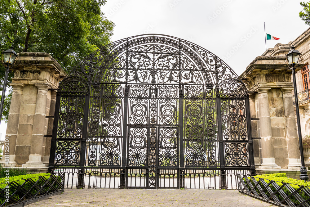 Fotografia do Stock: Main gate of Chapultepec Castle. located on top of ...