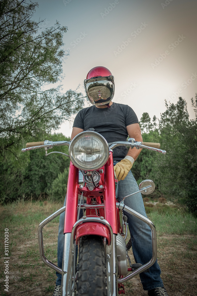 Homem em cima de mota vermelha antiga com capacete de espelho Stock ...