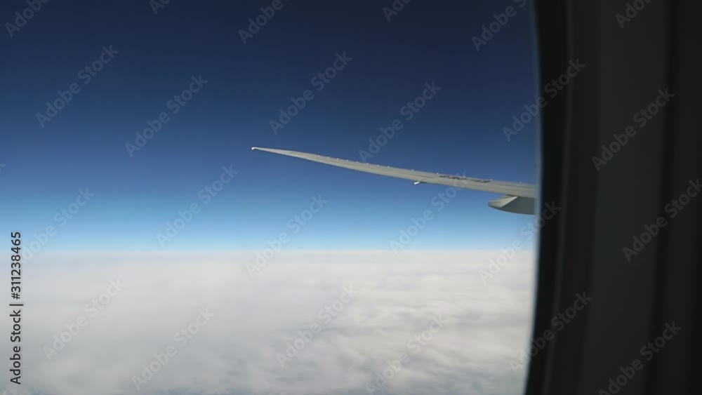Vidéo Stock Wing of passenger airplane passenger pov through plane ...