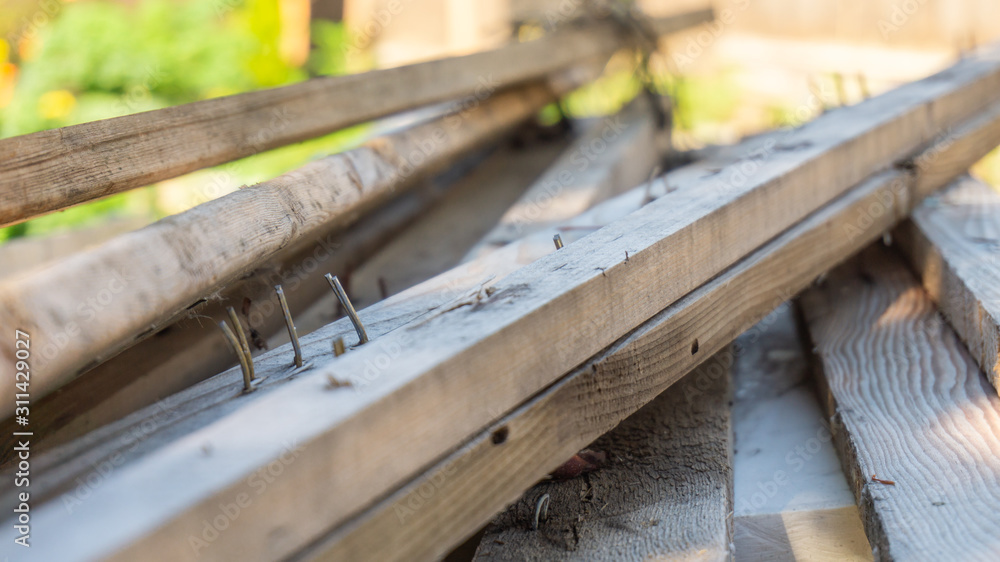 Foto de Pile of scrap wood from mattresses and palettes for recycled ...