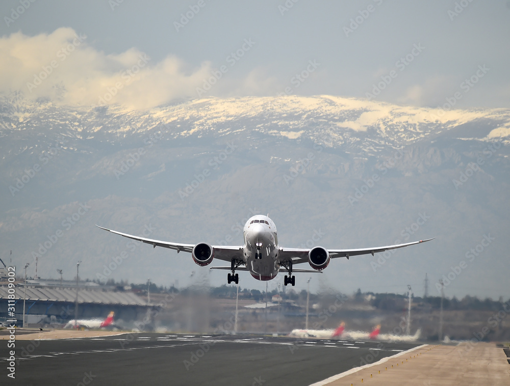 avion despegando de un aeropuerto Stock Photo | Adobe Stock