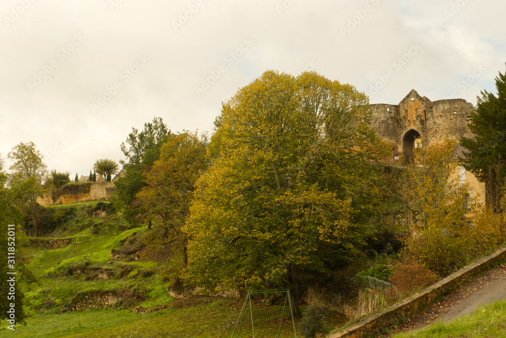 Jardins et Remparts en pierre dans le superbe village médiéval de Domme ...
