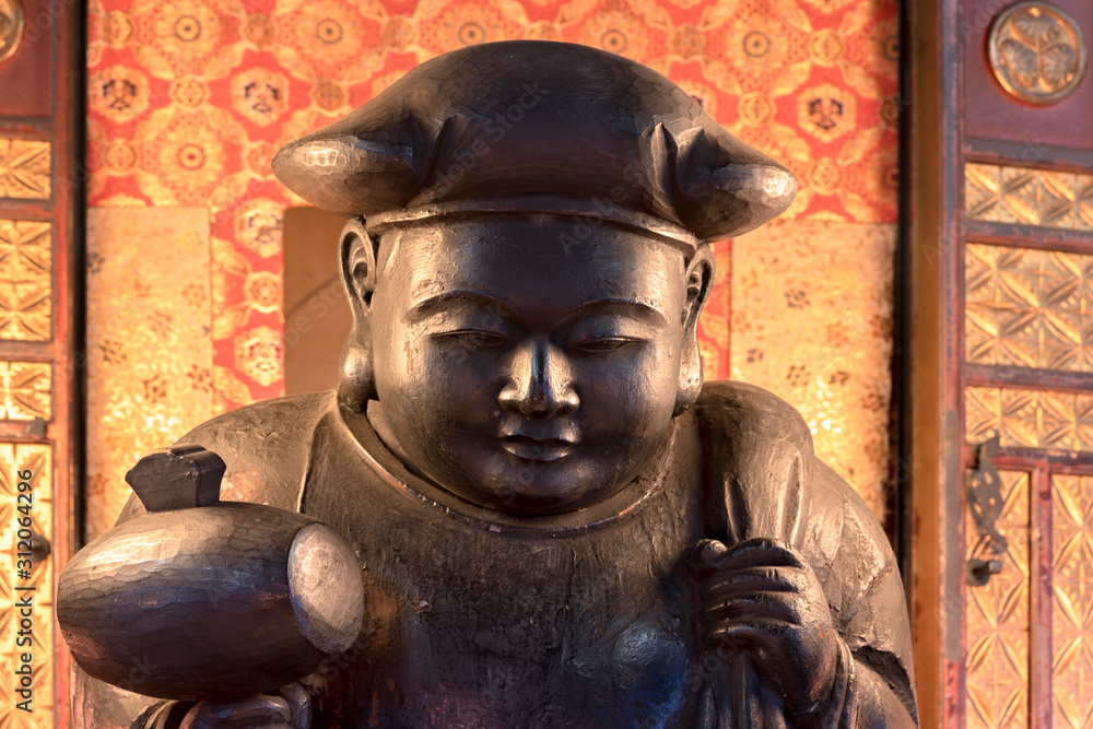 Foto de Wooden statue depicting one of the Seven Lucky Gods, Daikokuten ...
