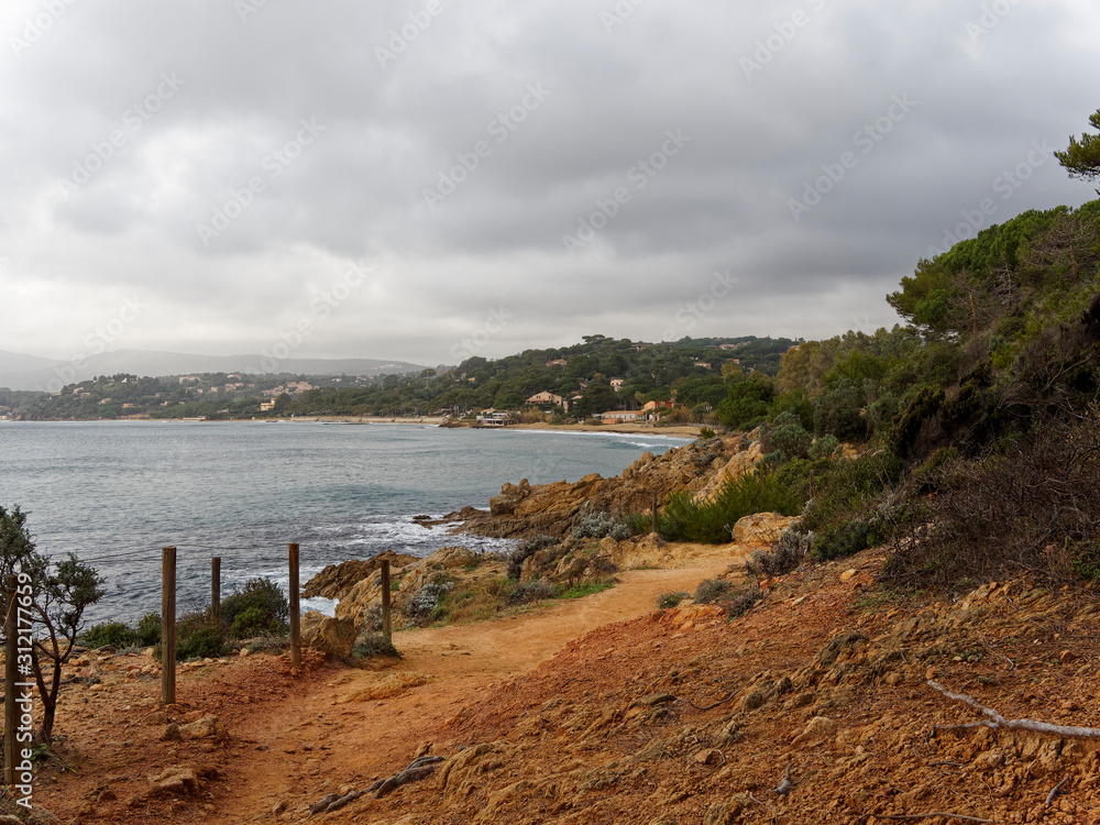 Cap Lardier dans le Var. Le sentier du littoral entre colline boisée ...