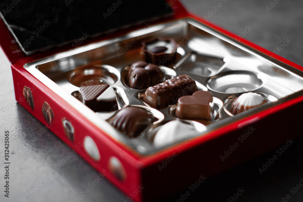 Caja de bombones tentación al chocolate incompleta Stock Photo | Adobe ...