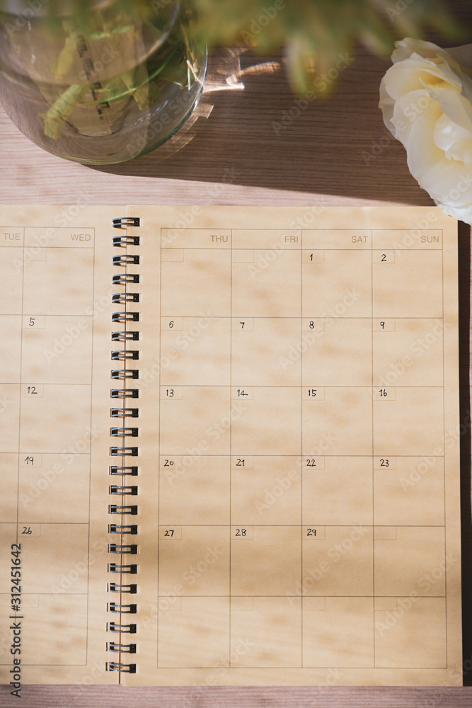 Foto de empty message in schedule book of calendar with white rose ...
