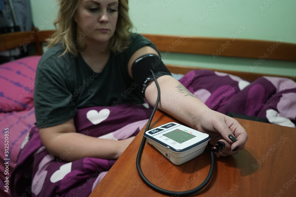 Foto de Measurement of blood pressure using a tonometer. A blood ...