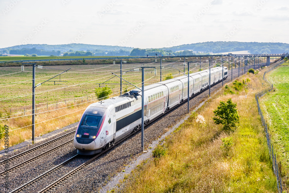 Zdjęcie Stock: Varreddes, France - August 18, 2018: A TGV Duplex inOui high-speed train from ...
