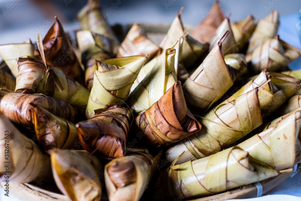 Foto de A bunch of sticky rice logs AKA "ibus" or "ibos" wrapped in ...